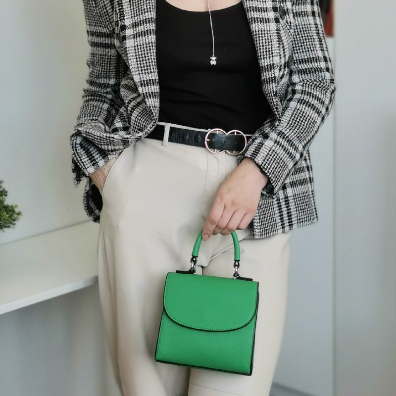 С чем носить зеленую сумочку?